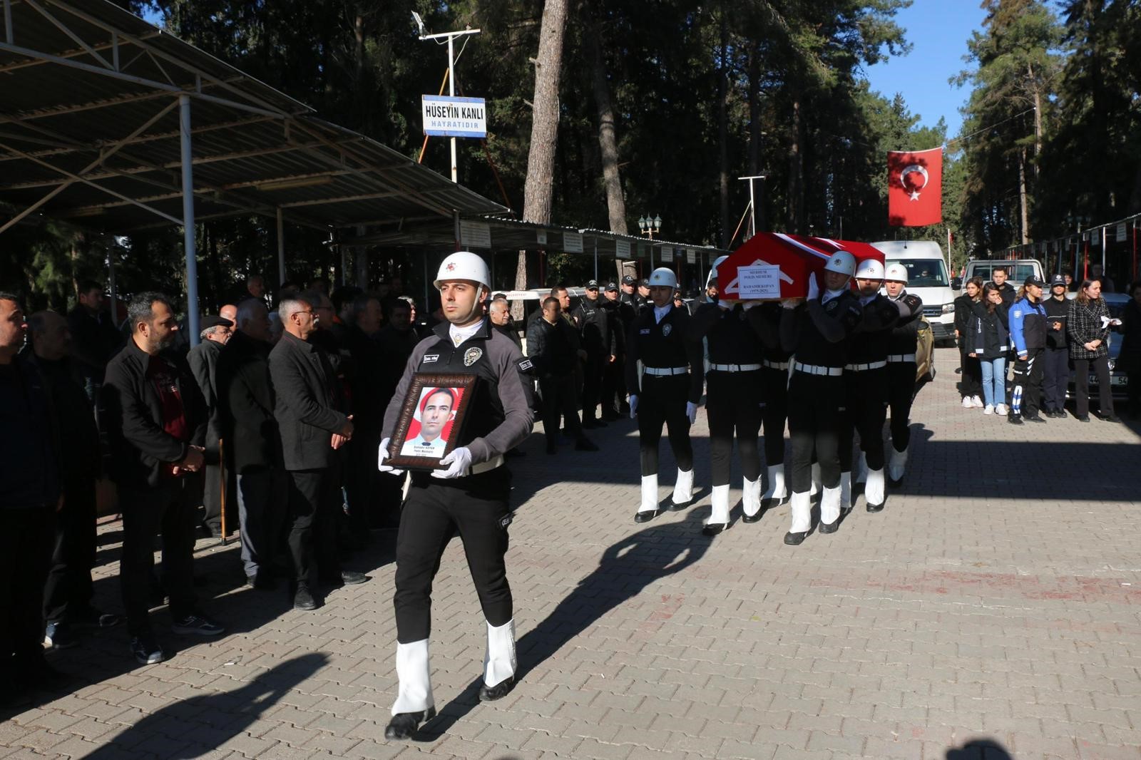 Kazada hayatını kaybeden polis memuru son yolculuğuna uğurlandı - Haber ... Kazada hayatını kaybeden polis memuru son yolculuğuna uğurlandı - Haber ...